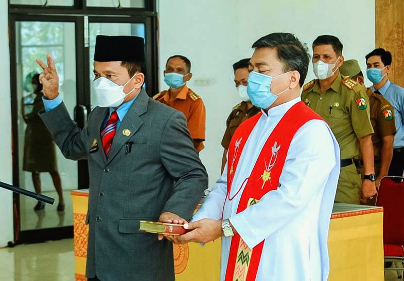 Dilantik Bupati, Salvius Pasang Jabat Sekda Toraja Utara Dilantik Bupati, Salvius Pasang Jabat Sekda Toraja Utara